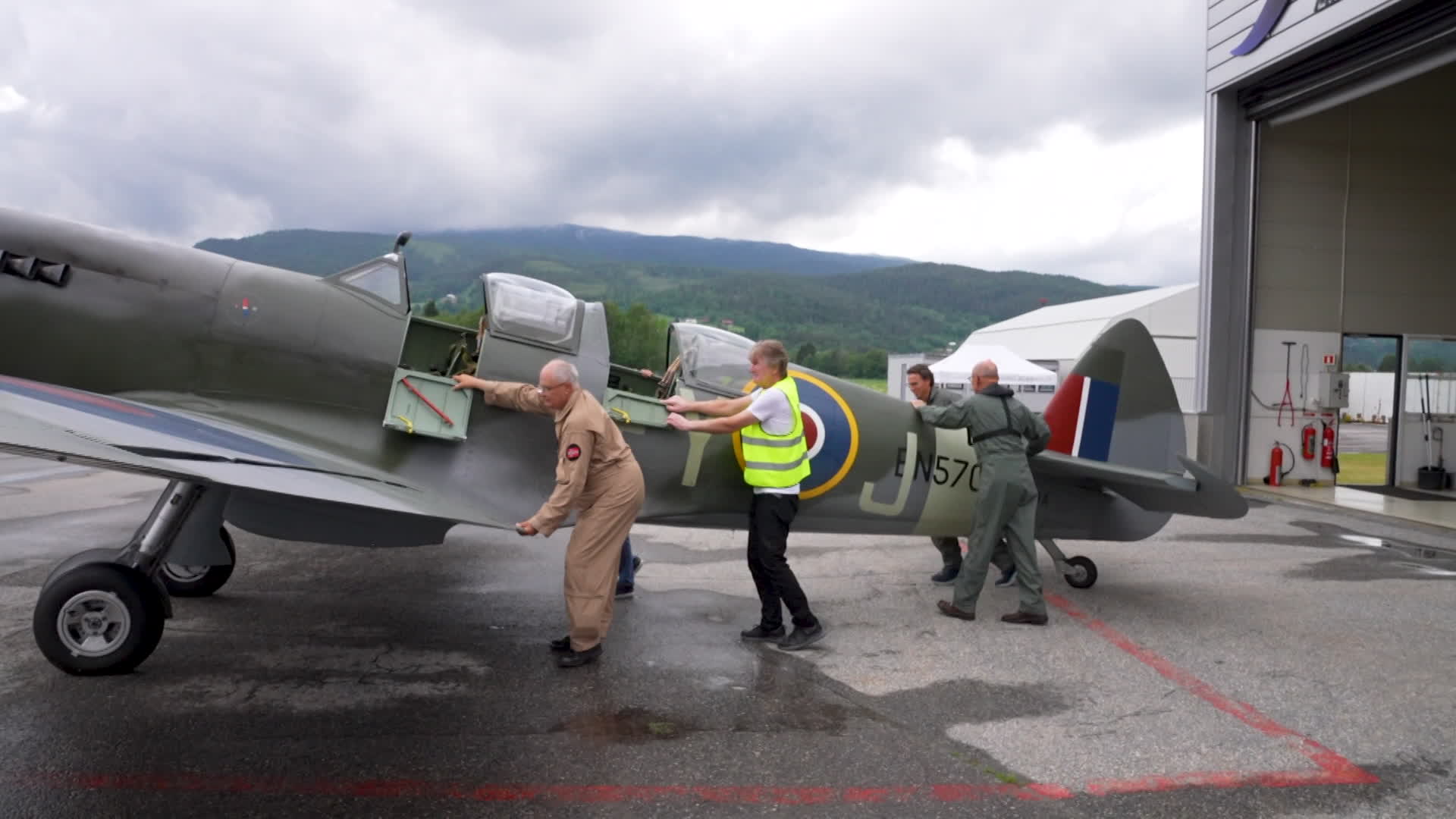 Spitfire jagerfly fra 1943 vekker oppsikt internasjonalt – NRK Vestfold ...