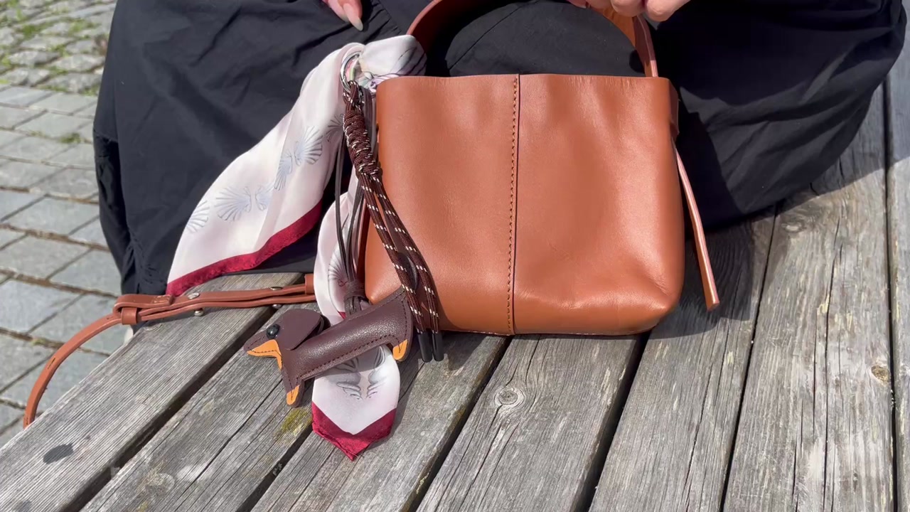 Julie Schult Bolstad fra Hamar har kastet seg på trenden med bag charms ...