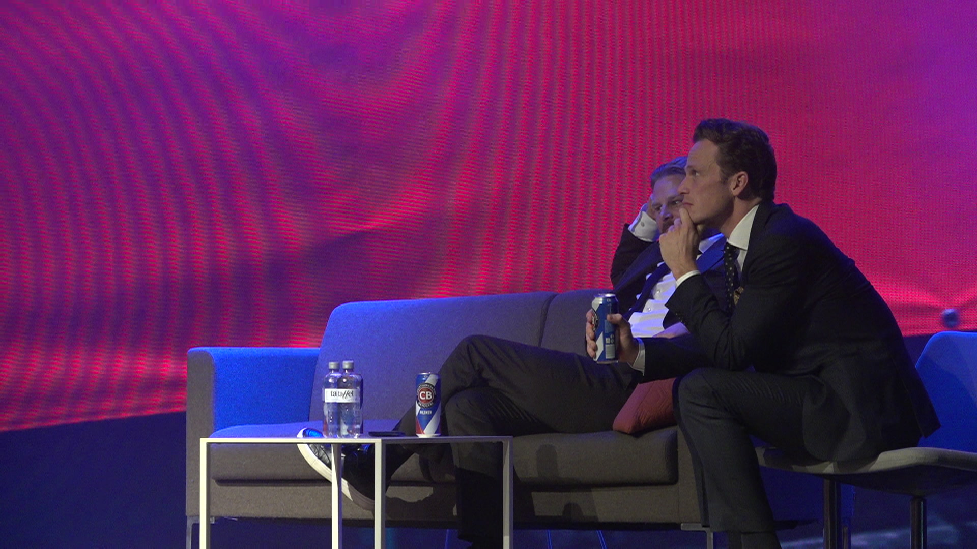 Her gifter Jesper Mathisen seg foran 1000 tilskuere på livepodkast ...